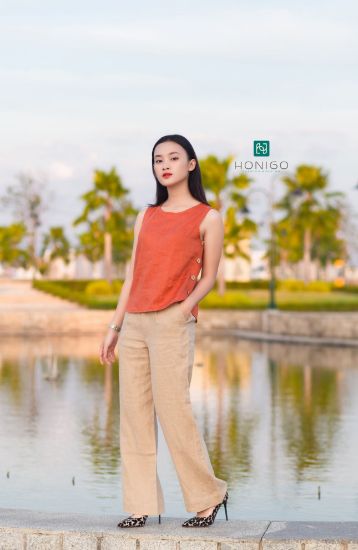 Set bộ linen đẹp gồm quần be gừng ống rộng và áo nút 2 sườn cam cháy